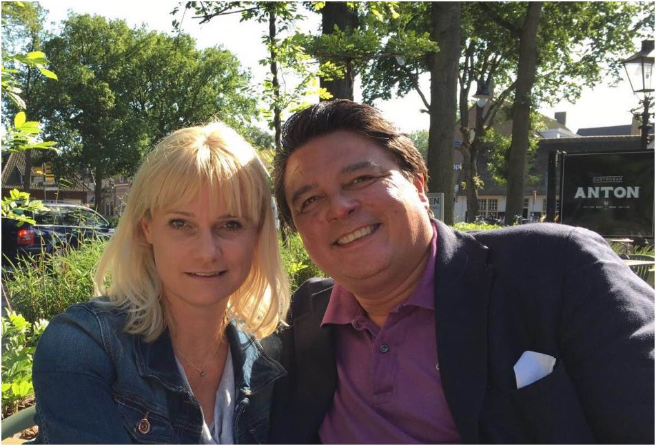 Presentatoren Janine Boot en Kent Hanson