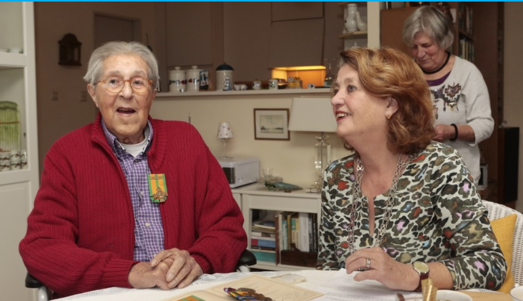 Jaap Hinderink samen met burgemeester Rinske Kruisinga (Foto: Gemeente ...