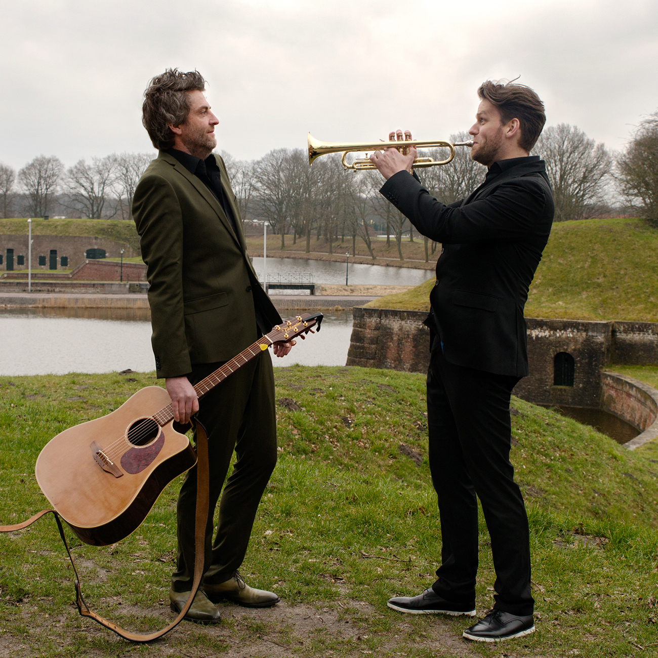 Kees Vriend en Bas Bons met Loftrompet voor De Mess in Naarden